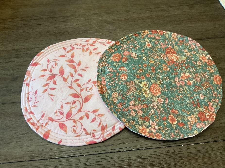 Set of Reversible Round Cotton Hotpads Peach & Green Floral
